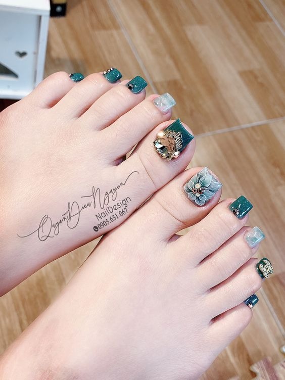 Step into nature – reveal the charm of moss green toenails