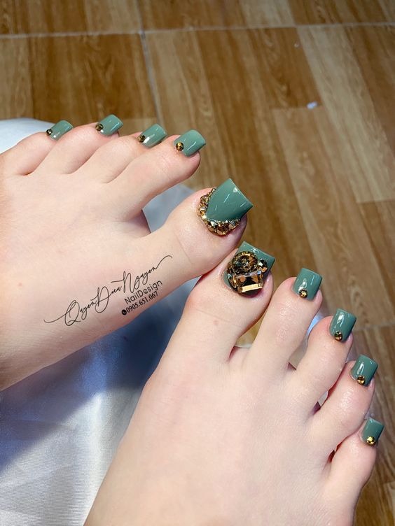 Step into nature – reveal the charm of moss green toenails – Fashion ...