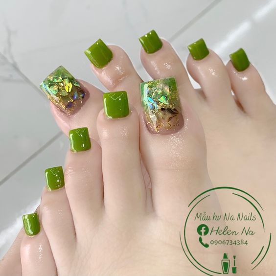 Step into nature – reveal the charm of moss green toenails