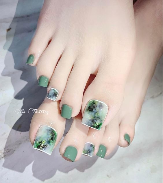 Step into nature – reveal the charm of moss green toenails