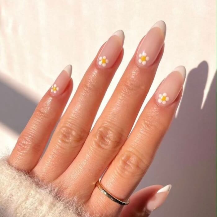 Take A Look At These 15 Floral Nail Ideas To Fill Yoυr Day With ...